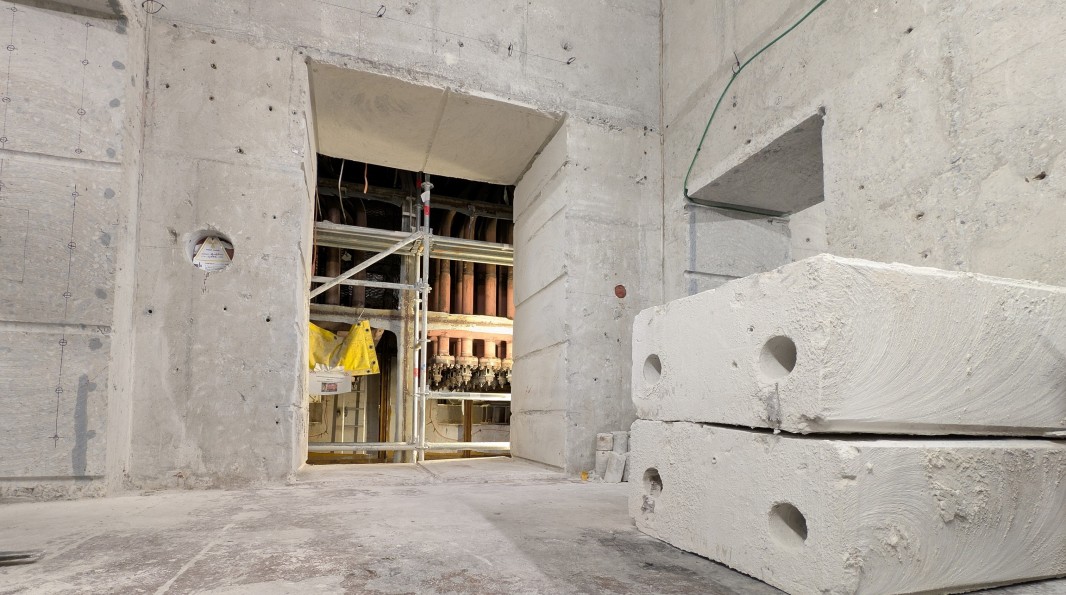 LE BLOC REACTEUR EST OUVERT : LE DEMANTELEMENT DE LA CUVE COMMENCE ...
